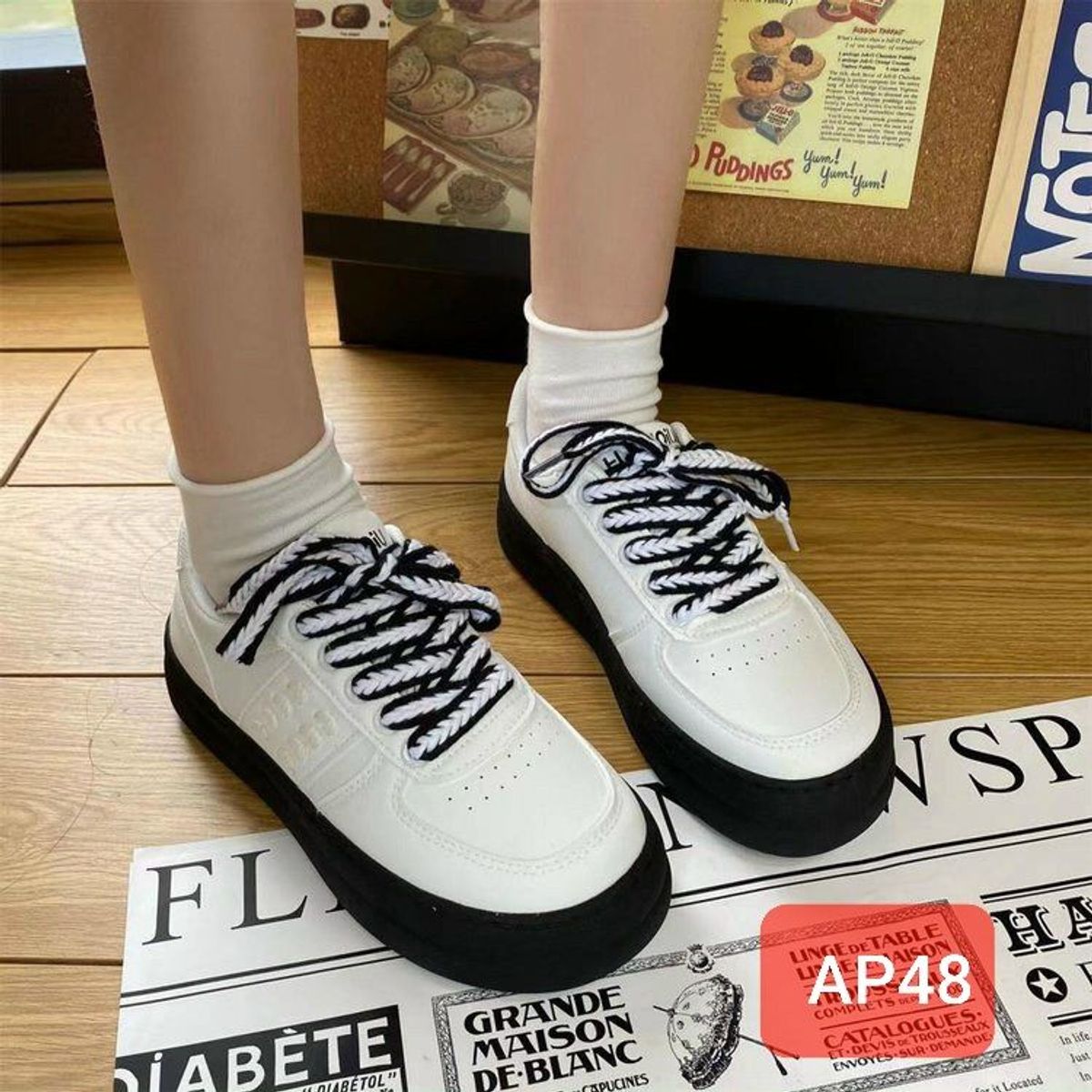 Giày thể thao nữ trắng phối đế bằng màu đen AP48 giá sỉ, giá bán buôn - Thị Trường Sỉ