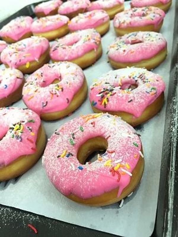 BÁNH DONUT PHỦ SOCOLA - ĐƯỜNG QUẾ giá sỉ, giá bán buôn - Thị Trường Sỉ
