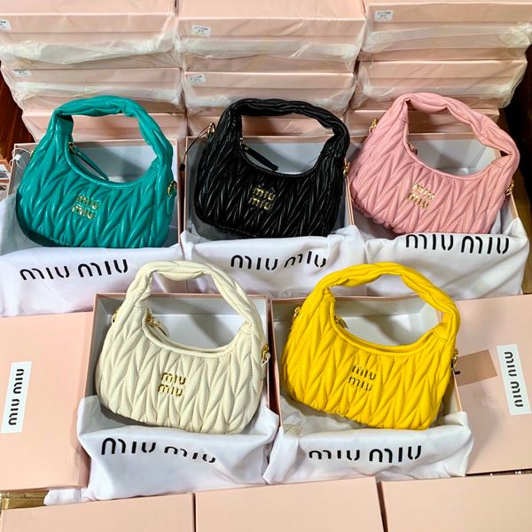 TÚI XÁCH MIUu MIU HOBO sz22 Fullbox. Hàng super. Có logo mã cod ( GIÁ ...